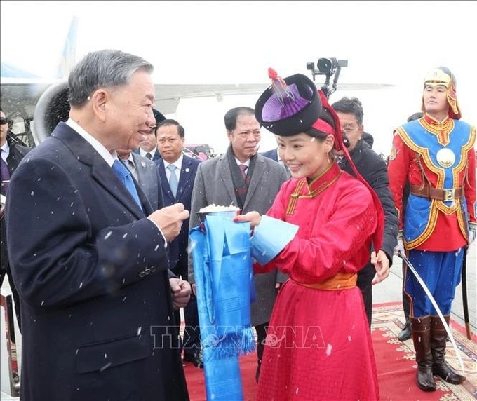 Top leader arrives in Ulaanbaatar, beginning state visit to Mongolia