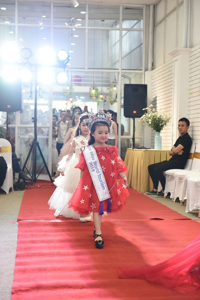 Child models help raise fund for autistic children