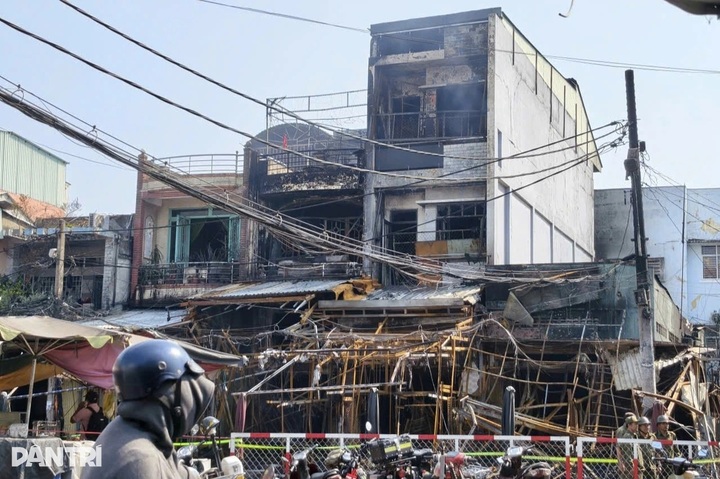 Four houses destroyed in large fire at Ho Chi Minh City market | DTiNews