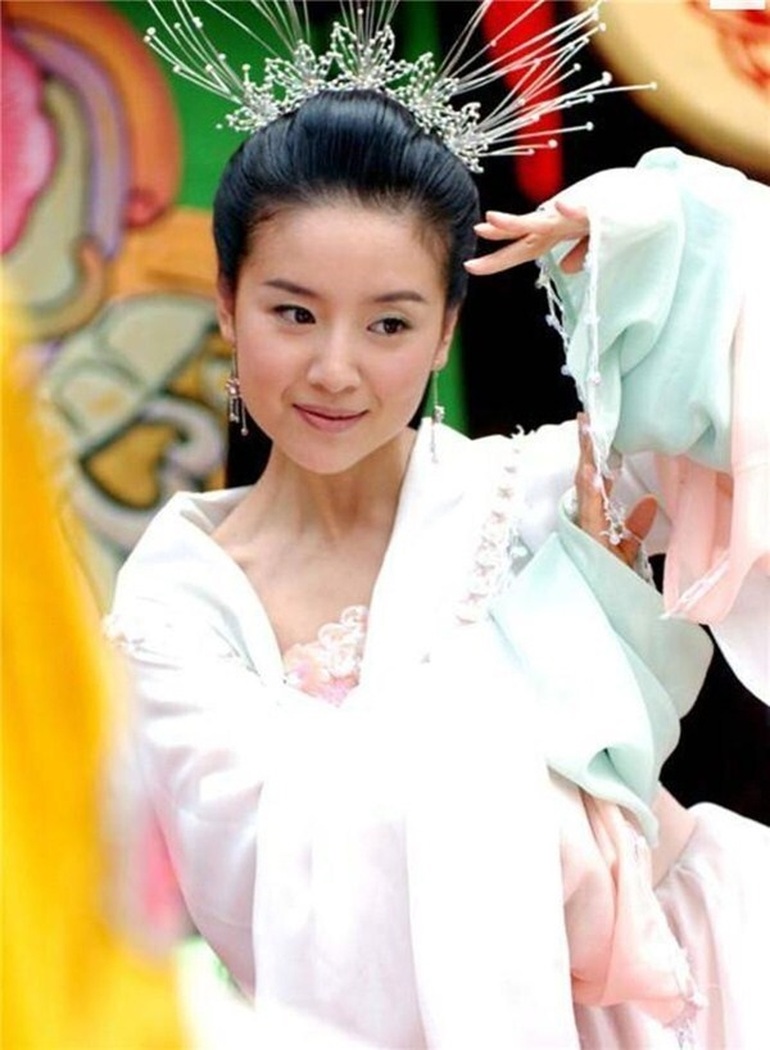 Ngỡ ngàng trước dung nhan hiện tại của "Chúc Anh Đài" Đổng Khiết | Báo Dân trí