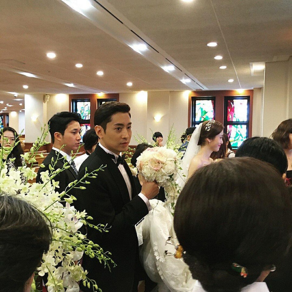 Eric Mun điển trai sánh đôi bên cô dâu trẻ đẹp trong ngày cưới | Báo ...