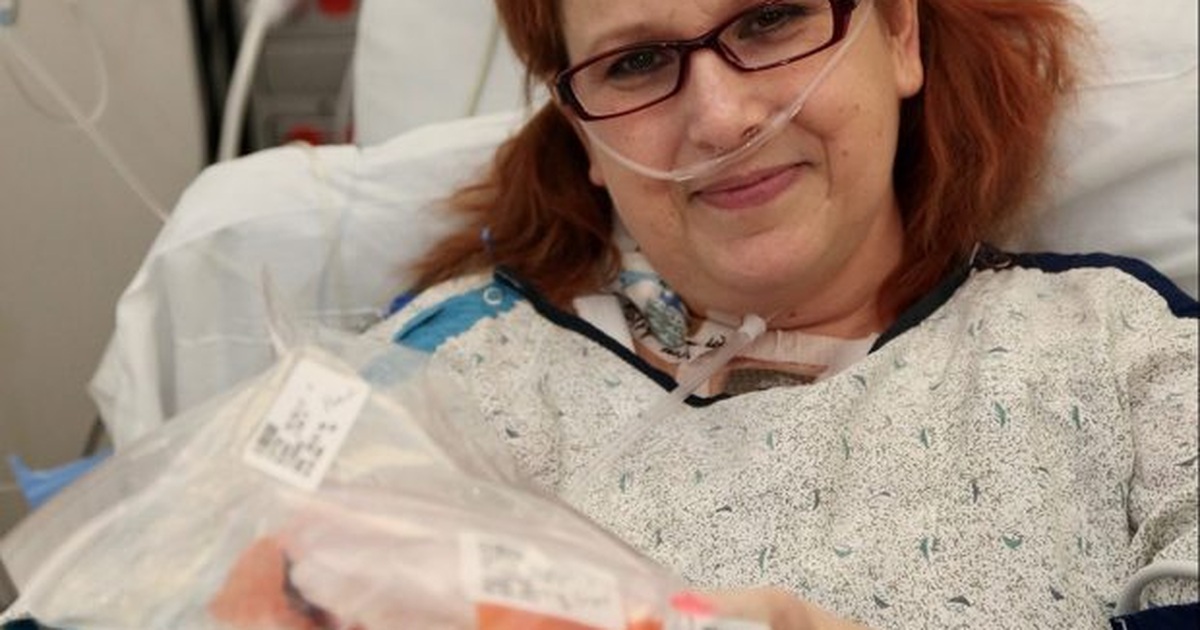 Sau phẫu thuật, bệnh nhân xin bác sĩ được tự tay cầm... tim của mình ...