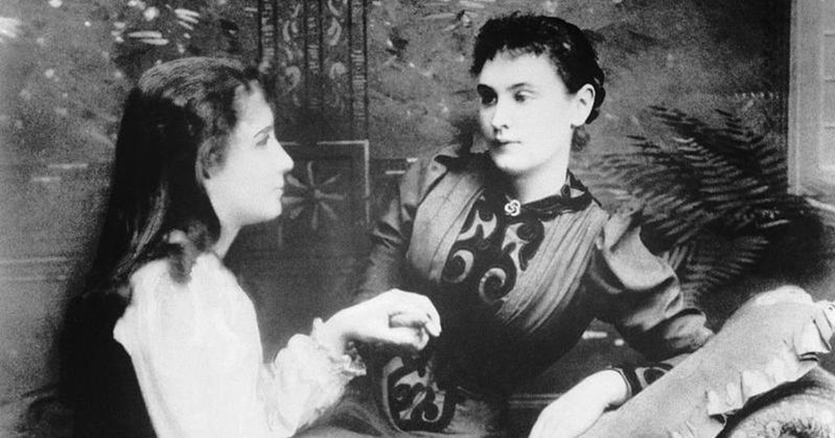 Câu chuyện xúc động về nữ giáo viên Mỹ giúp trò khiếm thính có bằng cử ...