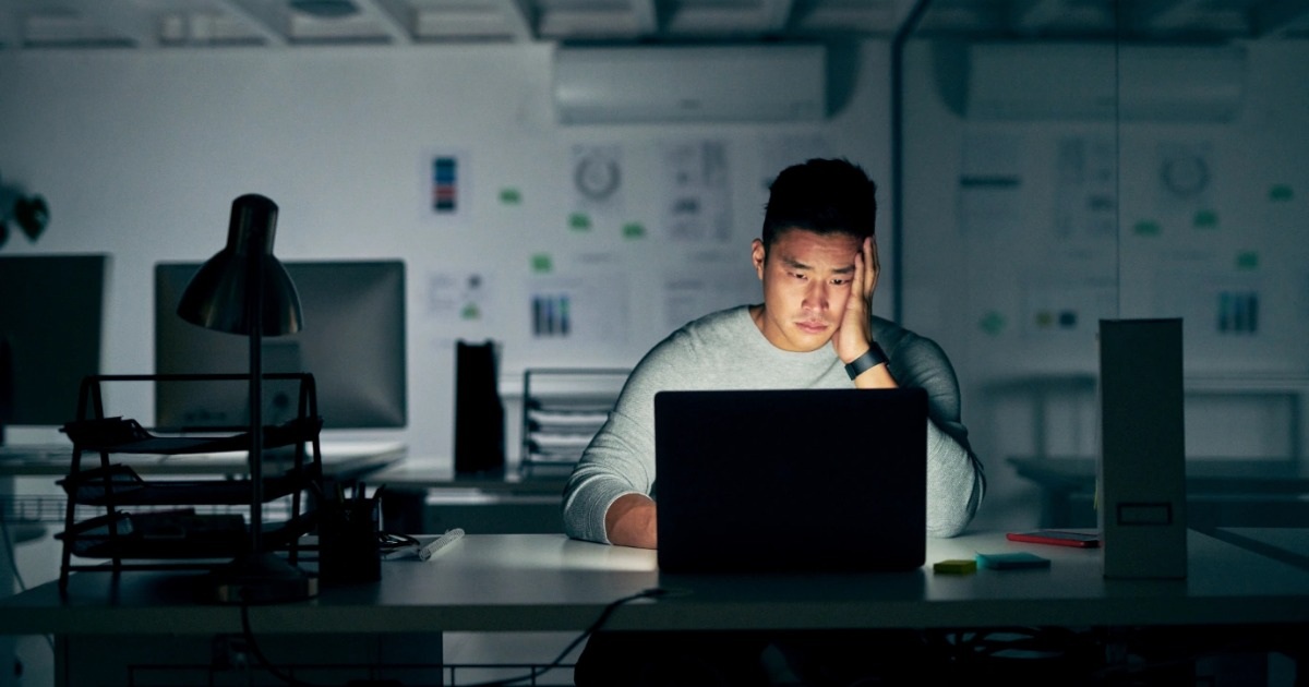 Sợ bỏ lỡ trào lưu, giới trẻ mải online, mất ngủ triền miên | Báo Dân trí